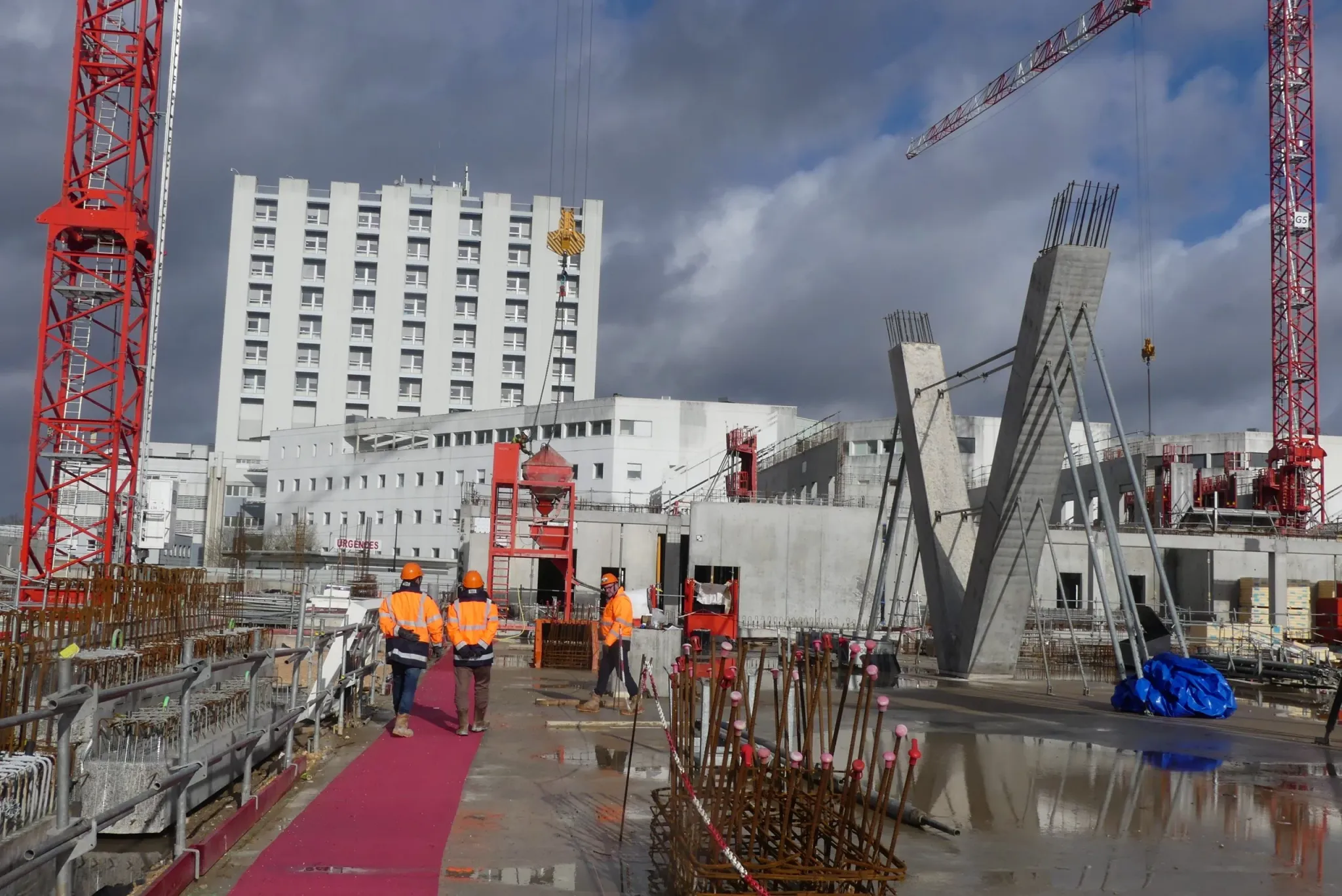 En visite sur le chantier du nouvel hôpital Trousseau à Chambray-lès ...