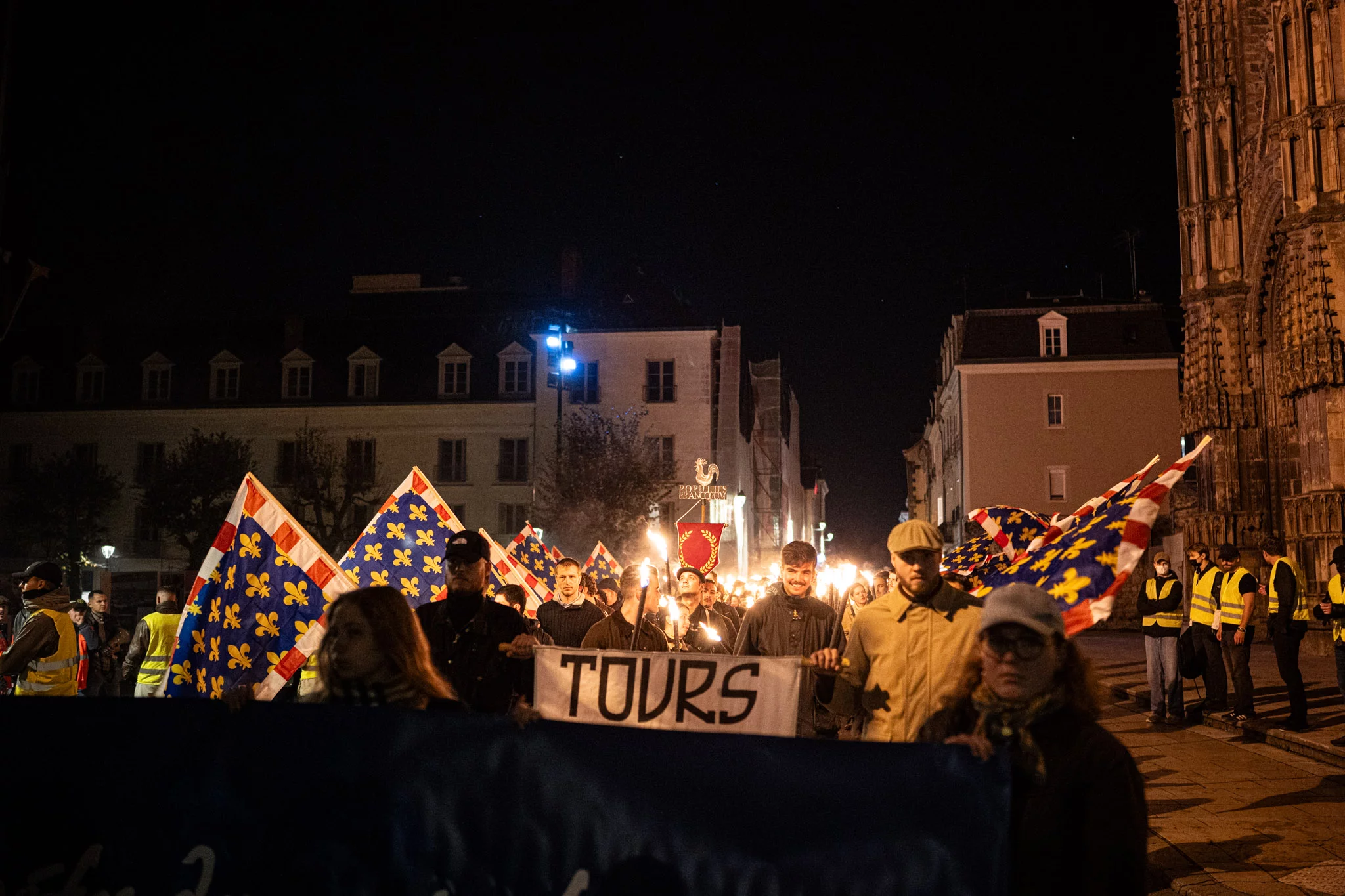 L’ultra-droite s'affiche dans les rues de Tours pour la Saint-Martin ...